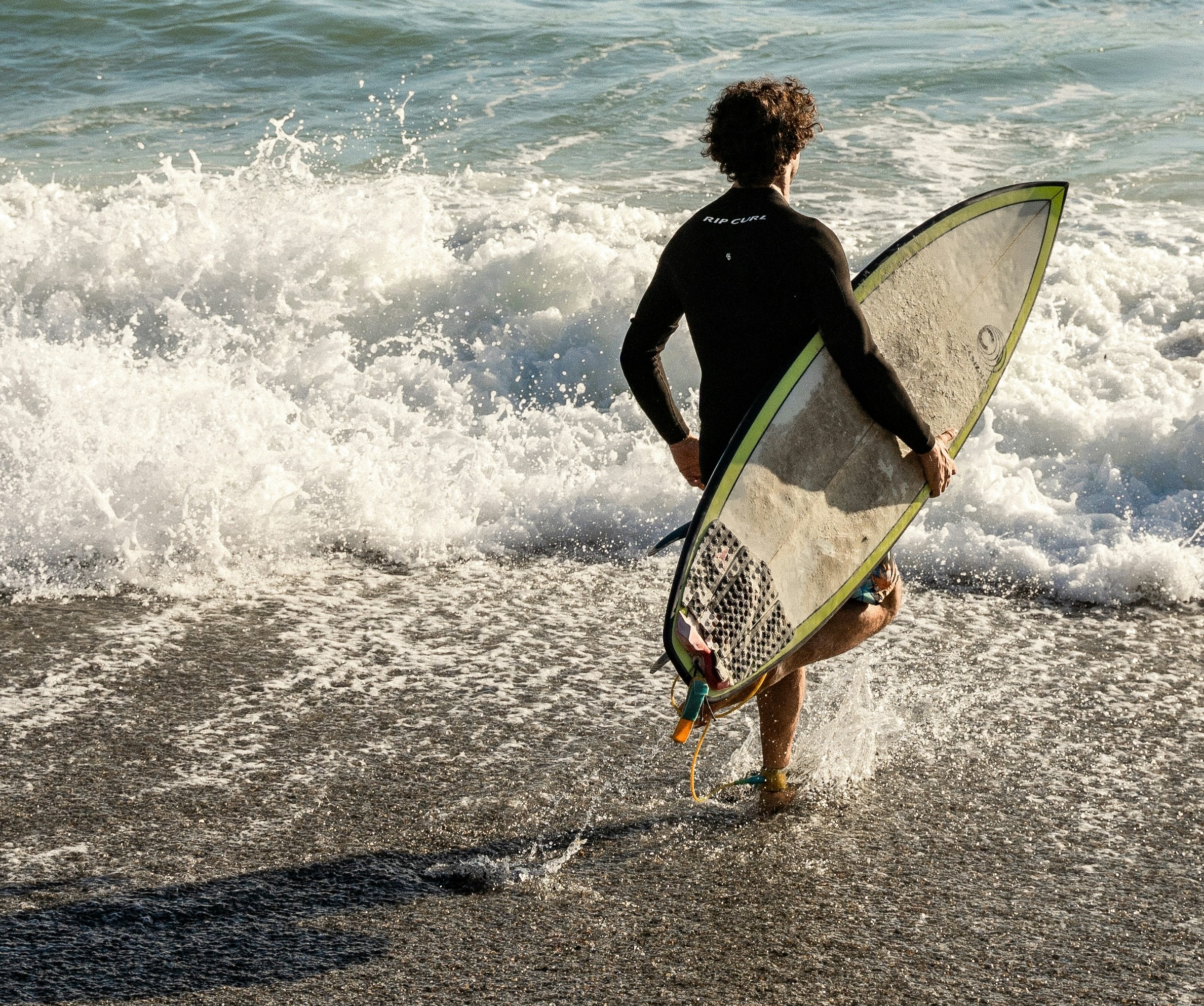 Surf in Italia: le migliori destinazioni tra onde, natura e bellezza ...