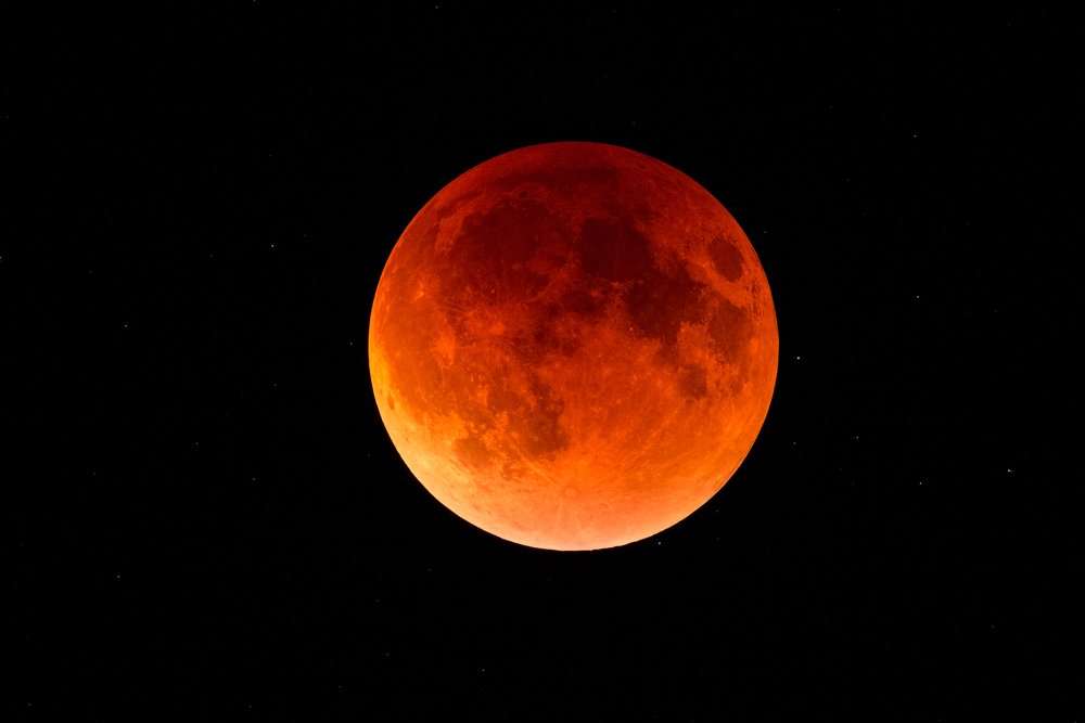 Luna rossa, l’eclissi totale del 2025 incanta l’Italia: un evento ...